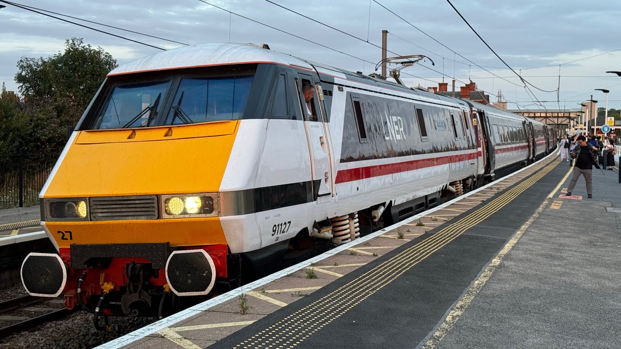 LNER Class 91 91127 ‘Neville Hill’ and MK4 DVT 82223 at Kings Cross and ...