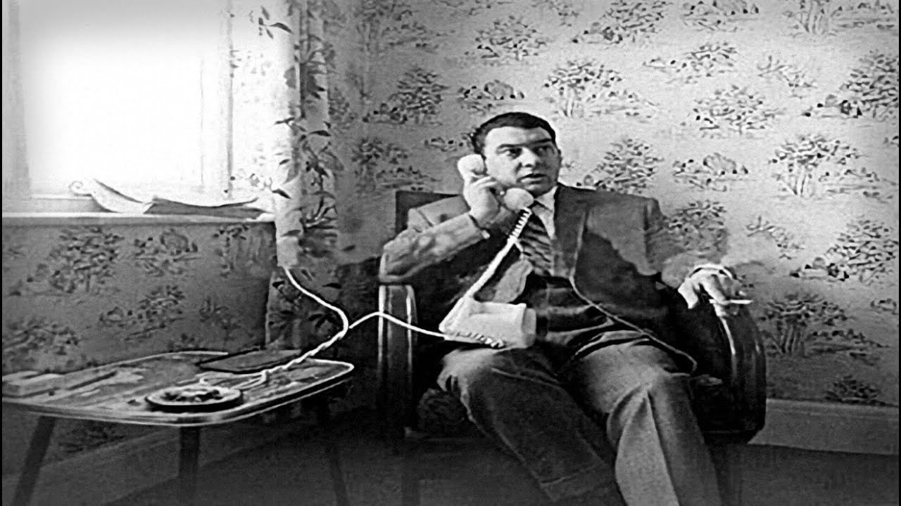 Ronnie Kray dressed up to look like Al Capone. - YouTube