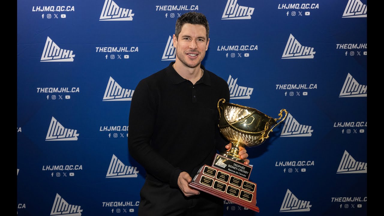 Sidney Crosby découvre le trophée à son nom | discovers the trophy ...