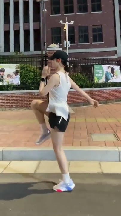 运动分泌的多巴胺仅次于谈爱，3公里专治各种不爽，5公里专治各种内伤，10公里跑完内心全是坦荡和善良。跑步 马克操 自律 运动dopamine Love Vs Running