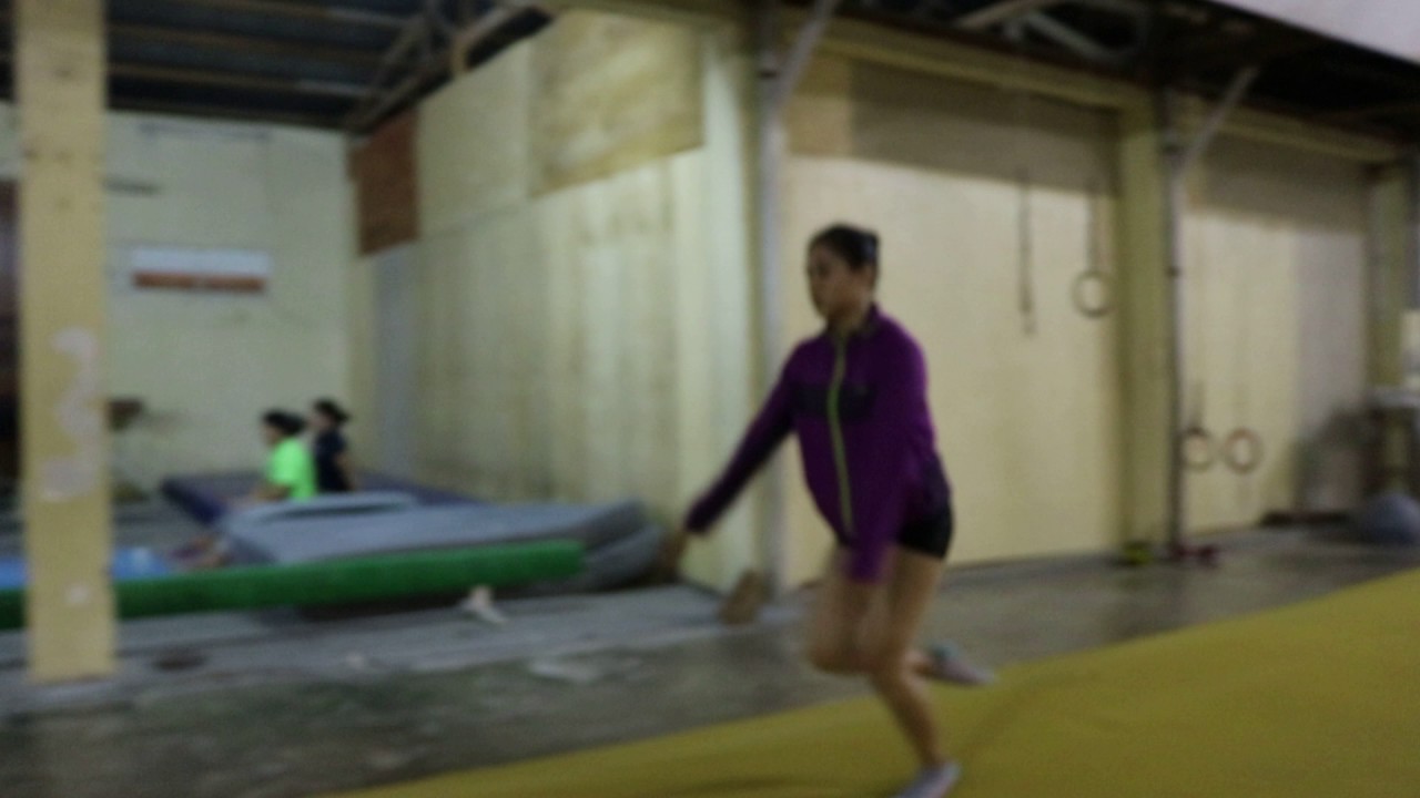 Lompat Putar Split di Udara 360 " - YouTube