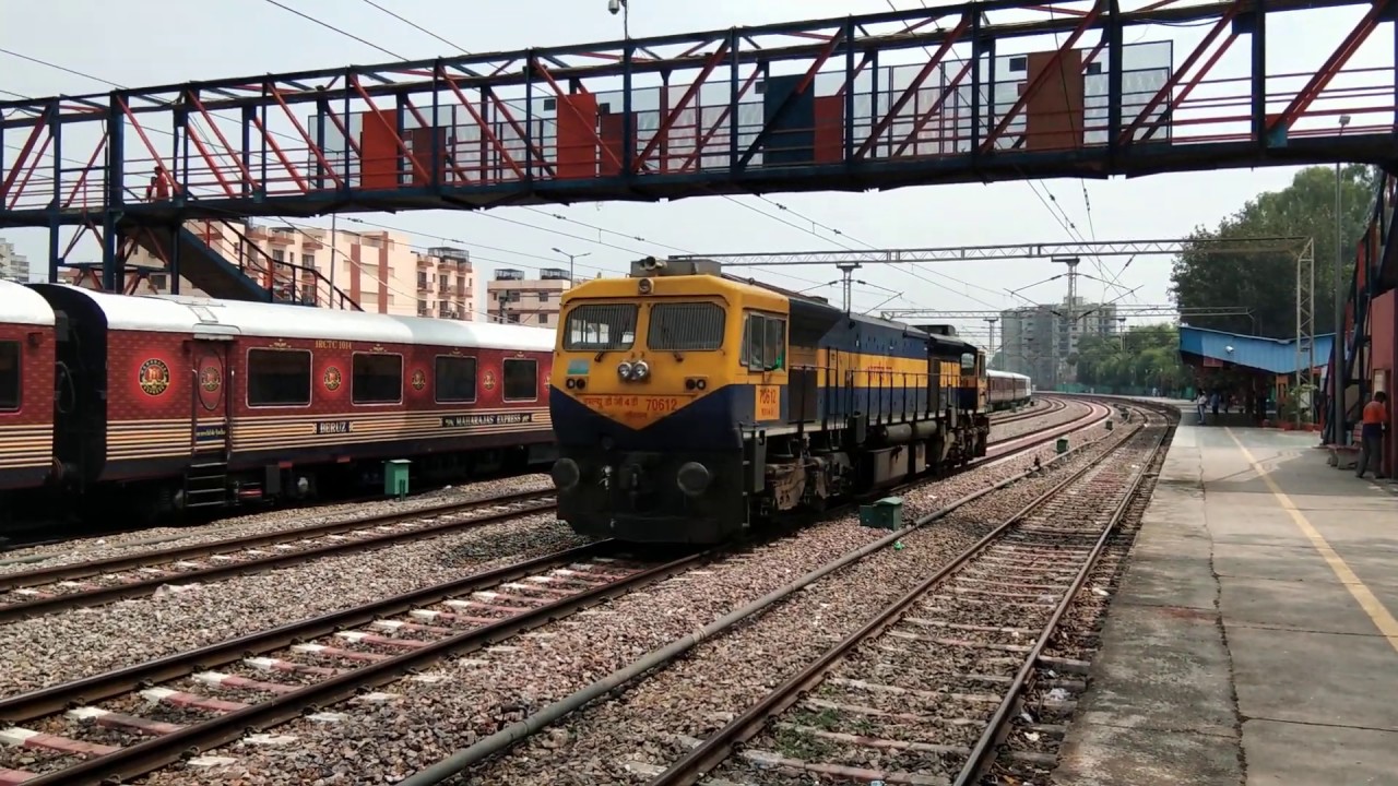 WDG4D LDH Locomotive passing through Delhi Safdarjung Station - YouTube