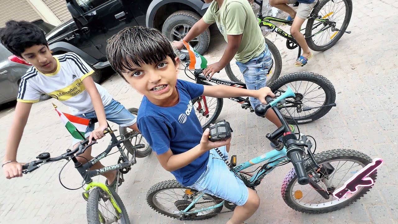 Crazy Public Reaction on Cycle Hooter 😱 | Gun toot Gayi | Yaatri - YouTube