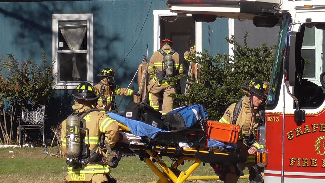 (EARLY ARRIVAL + On Scene) Grapevine Structure fire Response 11/29/24 ...