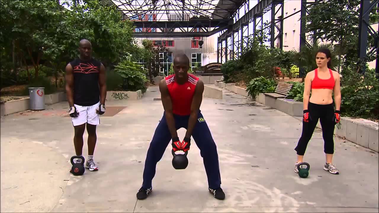 Exercice de kettlebells : Le swing avec pas latéral - YouTube