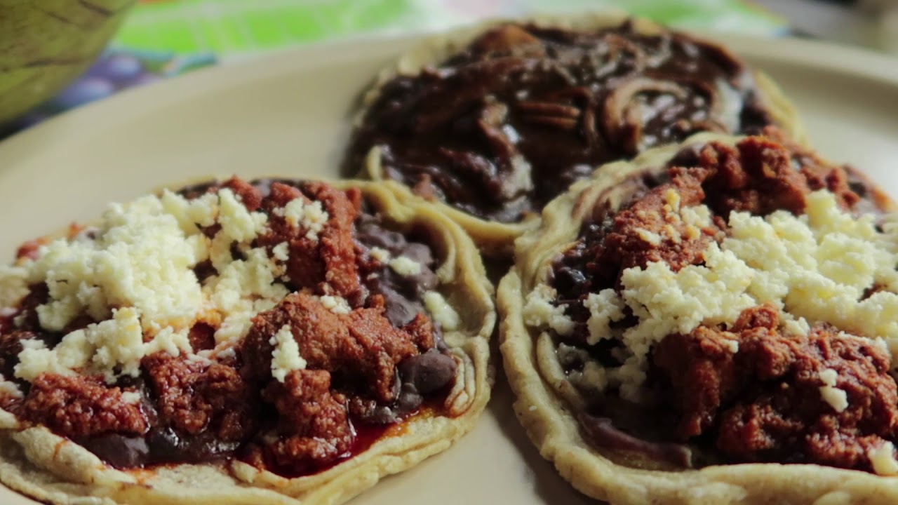 COMIENDO ENTRE COCODRILOS EN OAXACA - YouTube