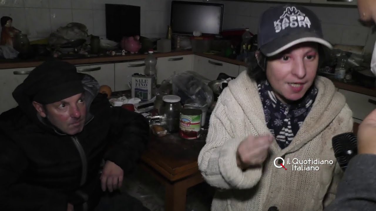 Bari, al buio tra feci e topi. Lello e Angela: "Vai via o chiamiamo ...