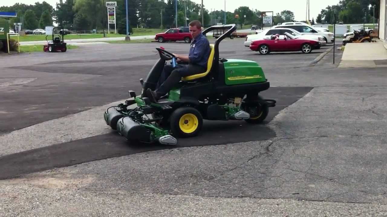 John Deere 2500E triplex riding greens/tee mower - YouTube