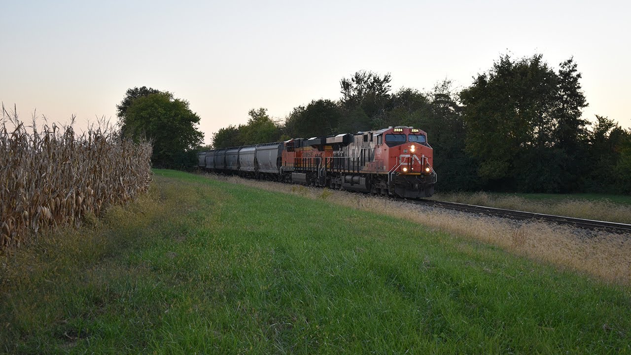 10/20/2021 - CN 2324 and BNSF 7083 lead CN G885 - YouTube