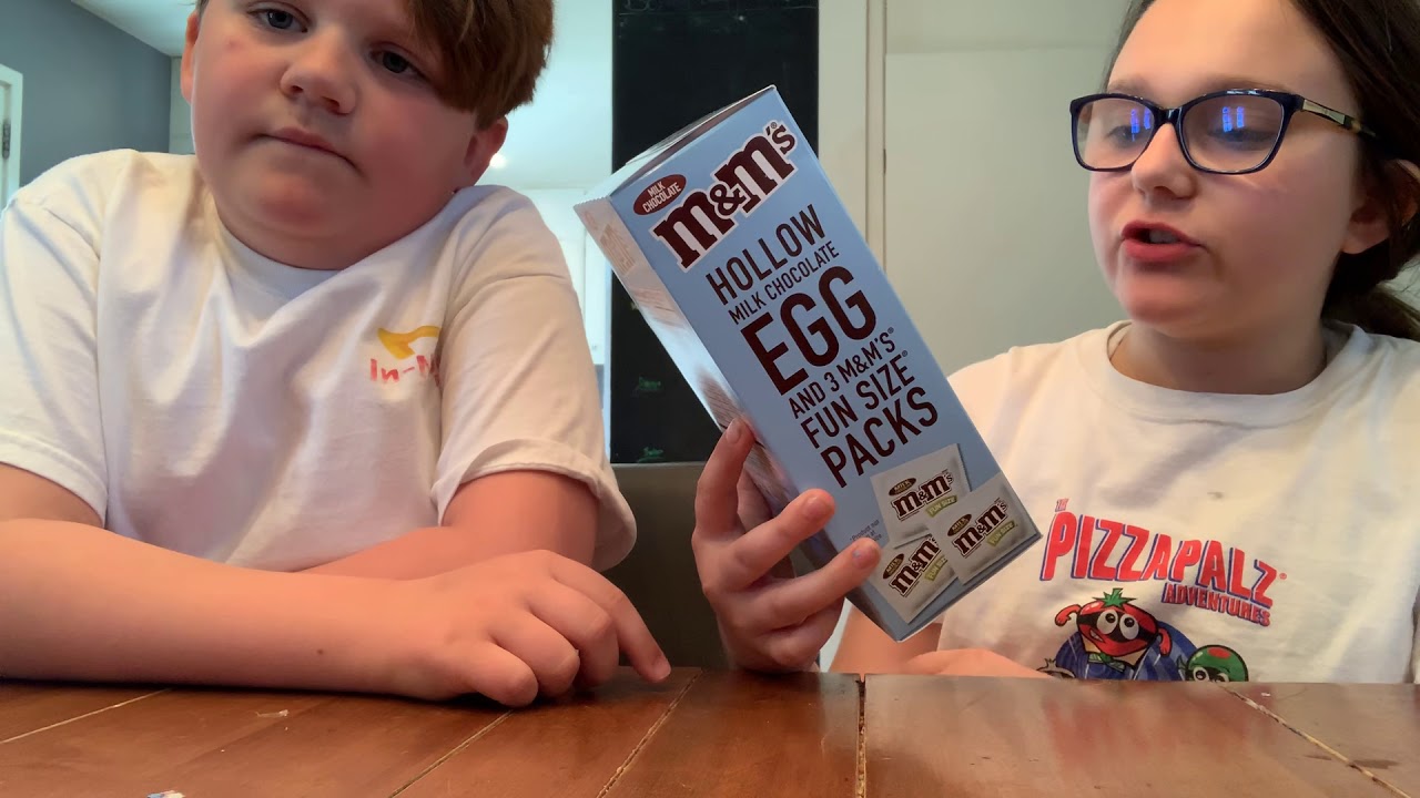 Smashing M&Ms Shell Smashers Egg - YouTube