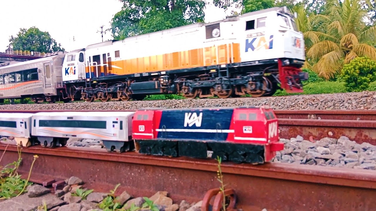 Kereta Api Panjang Cc206 Meninggalkan Stasiun Cc206 Livery Perumka ...