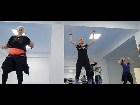 Sevgili arkadaşlar ile coşkulu spor dans, zumba.