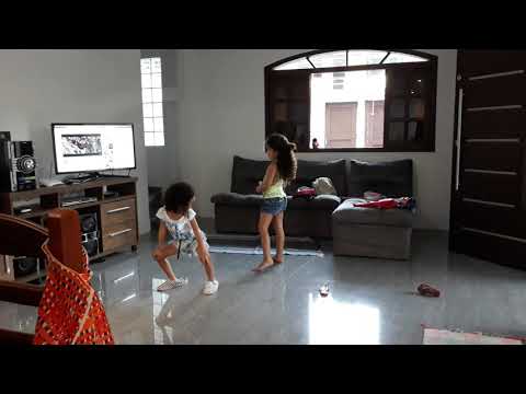 Dançando com a Priminha Giovana.