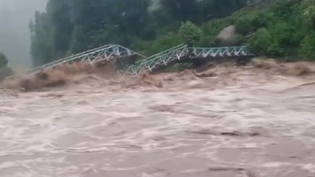 Foot bridge connecting Jakhed and Pouchand in Latti washed away - YouTube