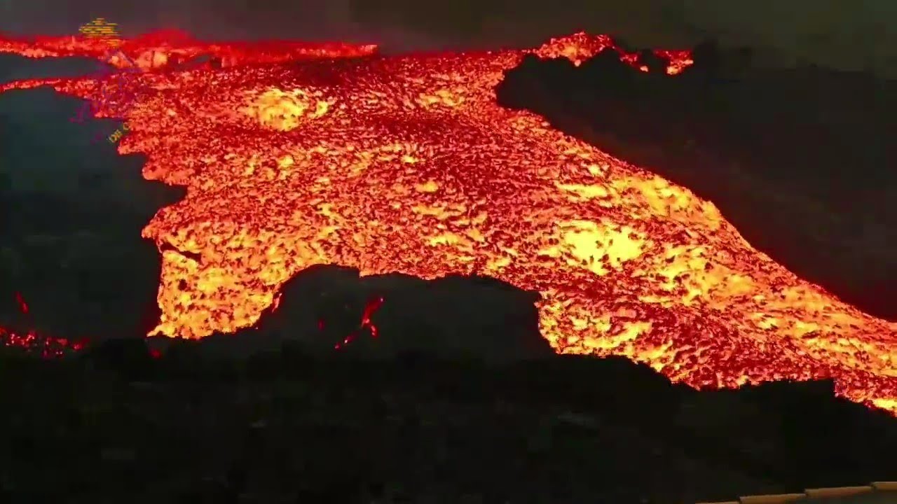 Lava "tsunami" flows from La Palma volcano - YouTube