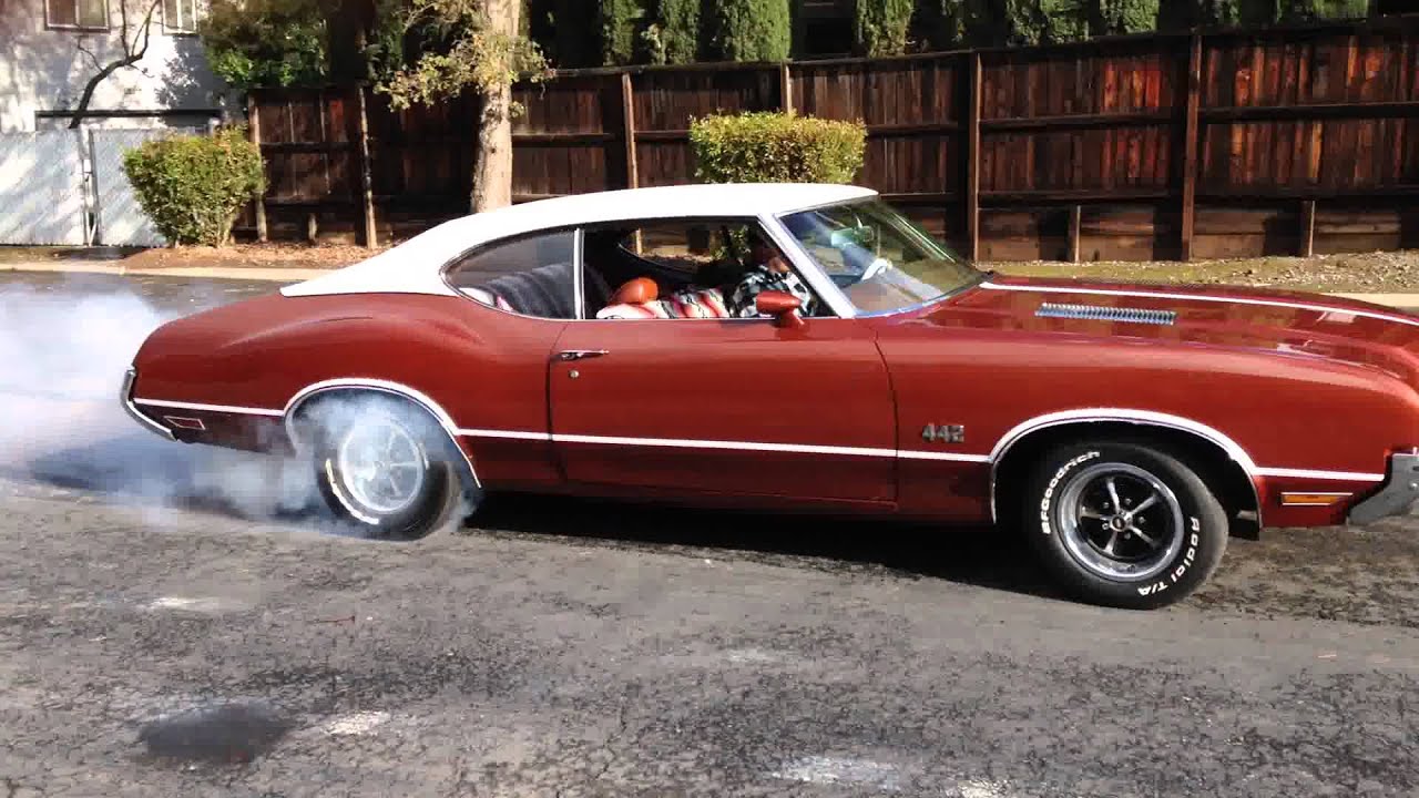 Olds 442 Burnout - YouTube