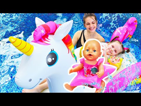 Maya, Lina ve annesi havuzda eğlenceye dalıyor! Onlara kim katılacak? Çocuk oyunları.