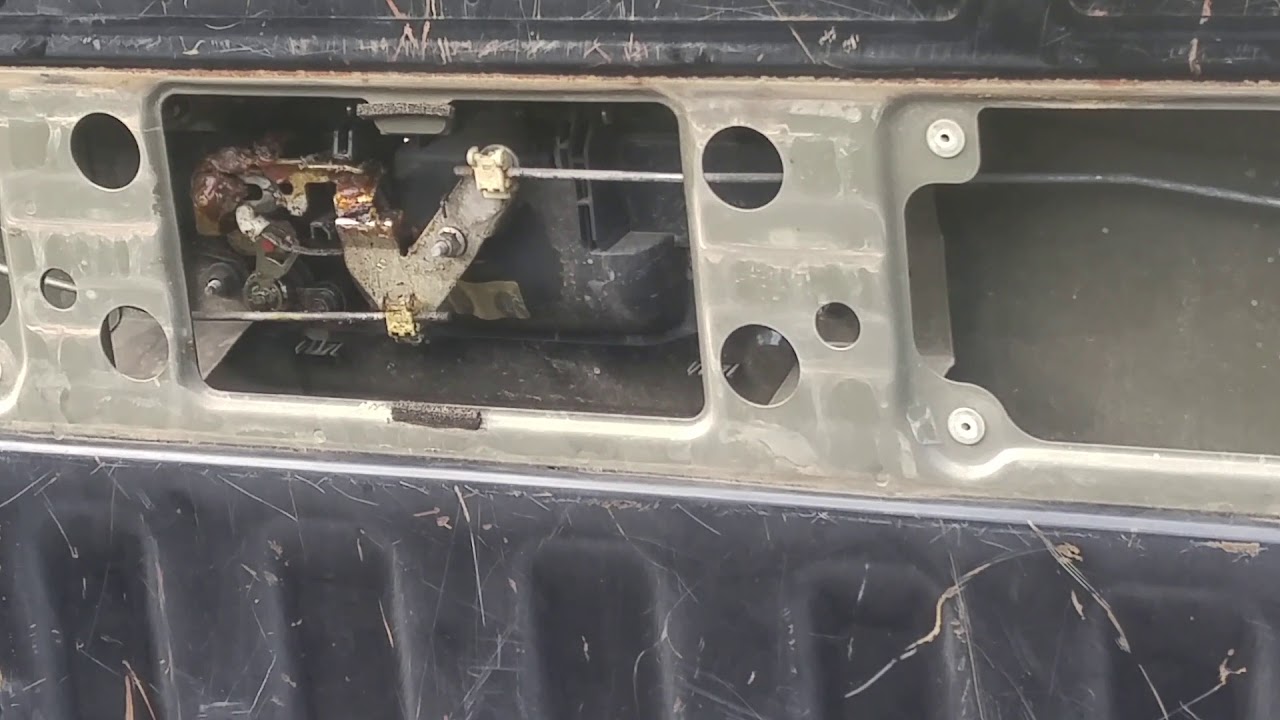 2009 Suzuki Equator base 4 cylinder tailgate issues - YouTube