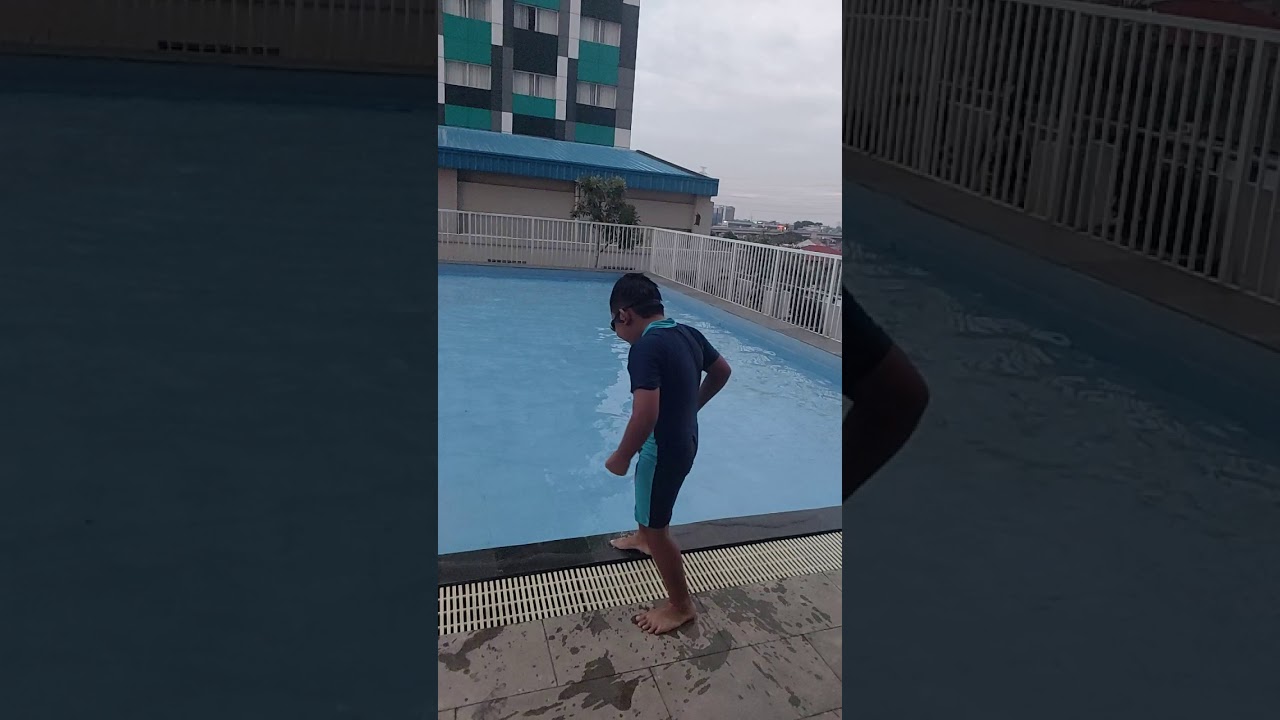 Flying in swimming pool action part 2... yuhuu.. - YouTube