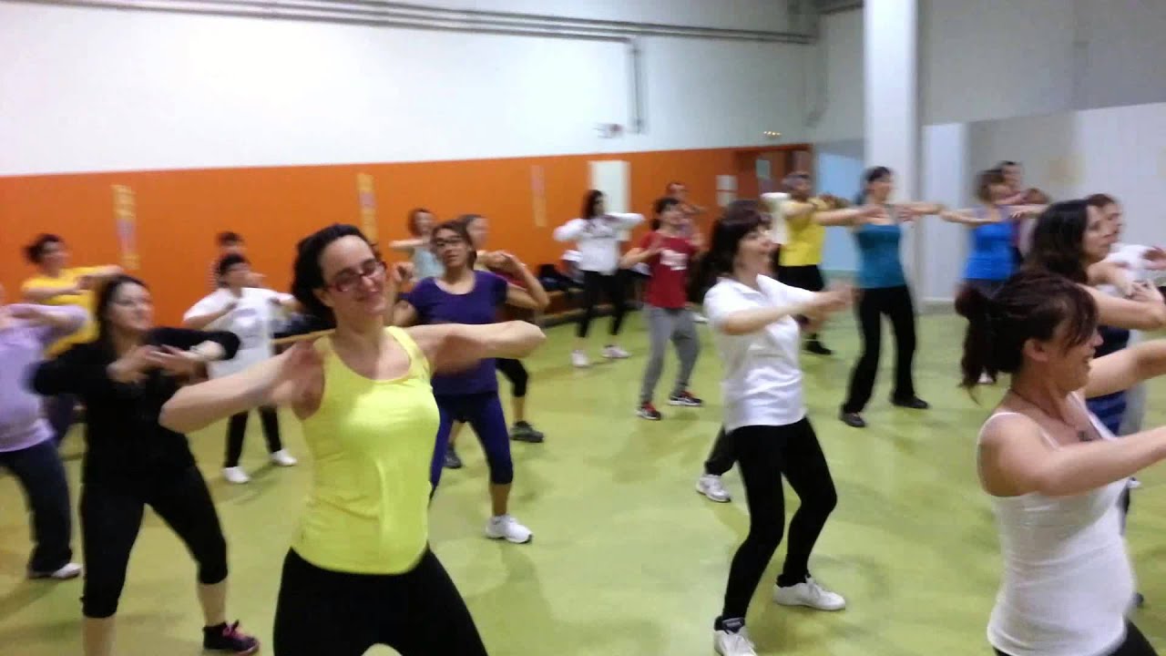 Clases de Zumba en el Rivo Rubeo - YouTube