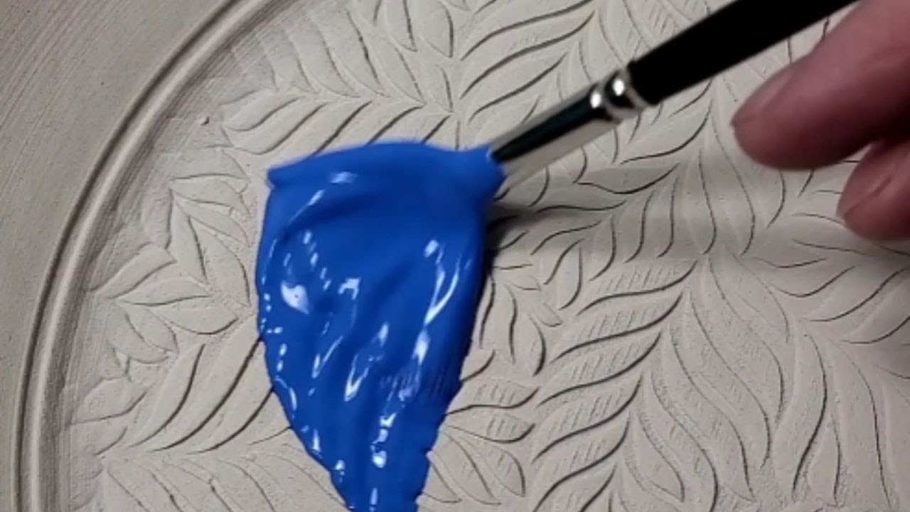 Ceramist exceptionally transforms a ceramic plate by coating it with ...