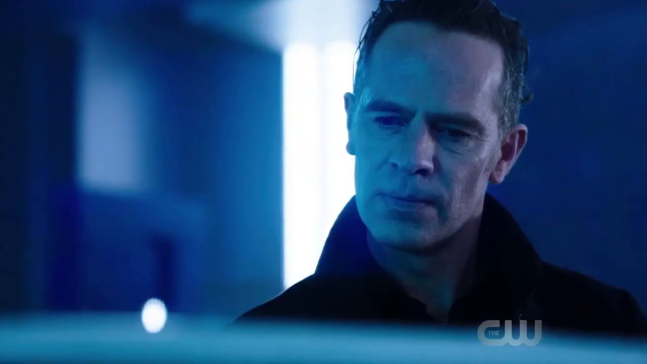 The Flash 4x23 | Devoe Dies - YouTube