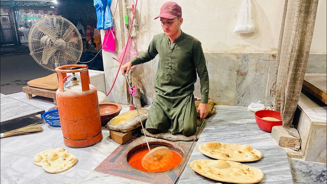 Afghani Roti ! Famous Afghani Roti In Rawalpindi Pakistan ! Making ...