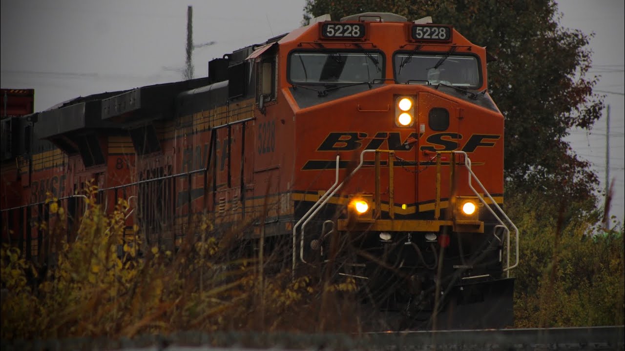 NS 266 passes McCord Park at MP 10 with H3 dash 9 leader! - YouTube