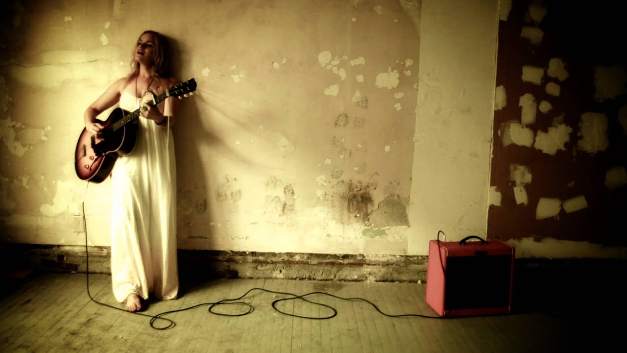 Lesley Pike - November [Live Acoustic] - YouTube