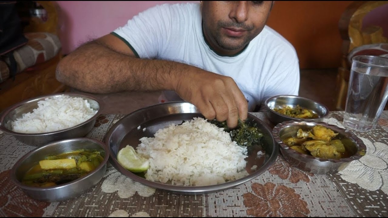 Eating show with sound | eating chicken curry with small fish chorchuri ...