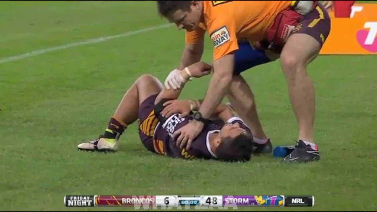 rugby player dislocates his shoulder - YouTube