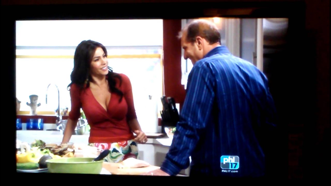 Jay slaps the chicken! Modern Family. Hilarious! - YouTube