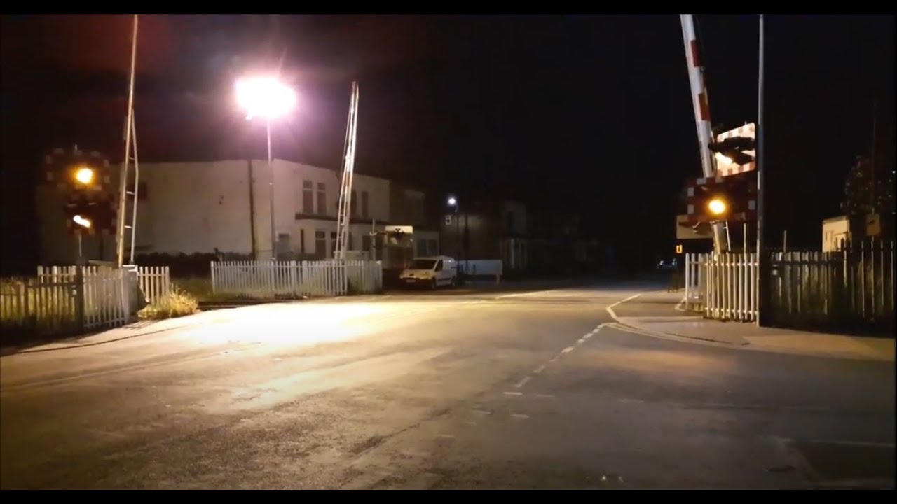 St Georges Road Level Crossing (26/05/2020) - YouTube