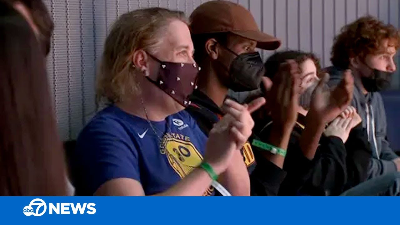 'Jeopardy!' super champ Amy Schneider recognized at Warriors game - YouTube