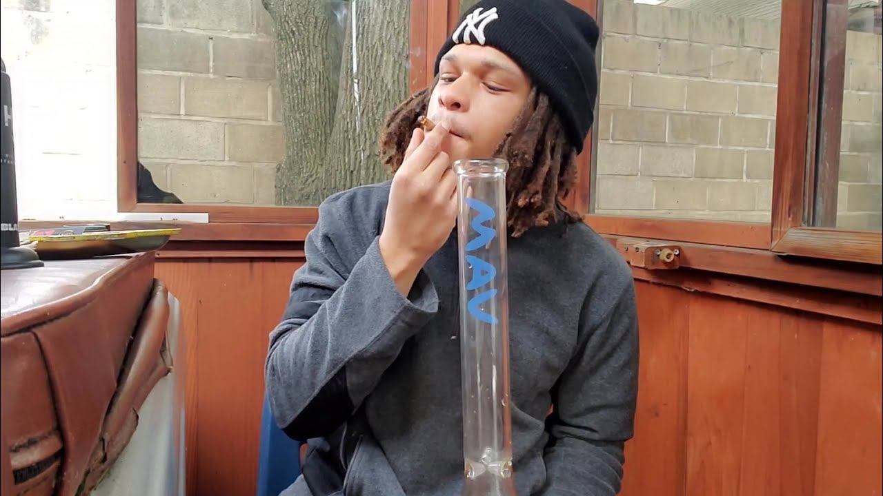 Rolling & Smoking a Spliff - YouTube