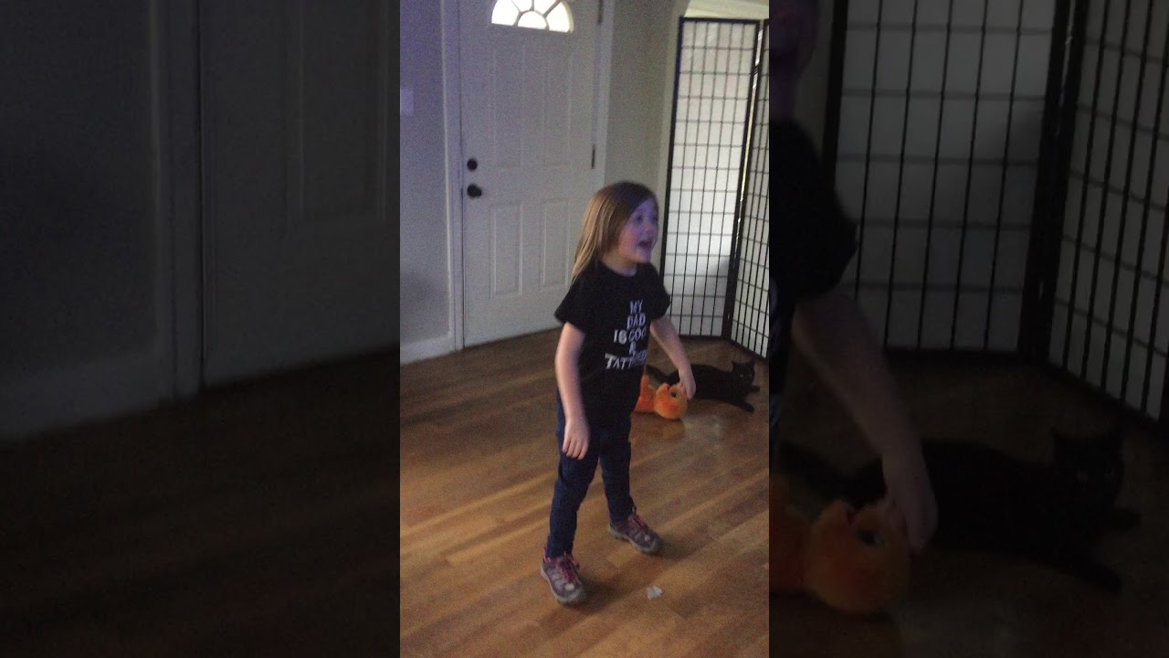 5 year old dances to "Let it Go" - YouTube