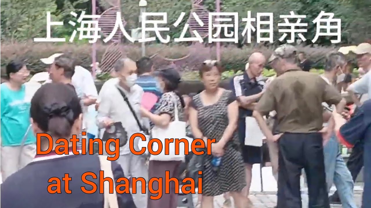 【中国行】：上海人民公园相亲角 Dating corner at Shanghai People's Park. Dating the ...