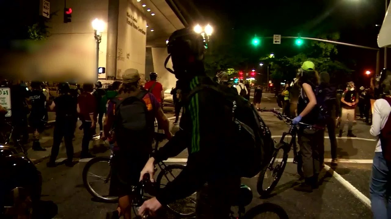 Federal agents at the Portland protests - YouTube