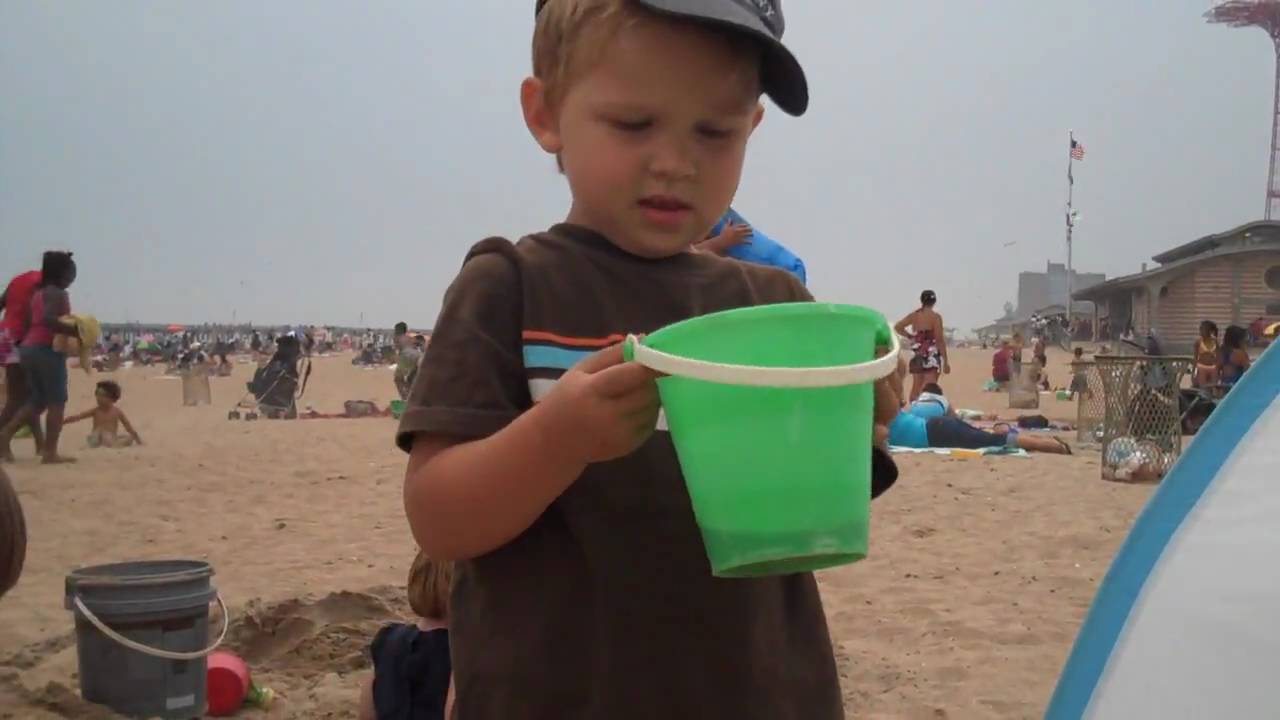 Coney Island: Sam, Jude, Wills and Austin digging in the sand - YouTube