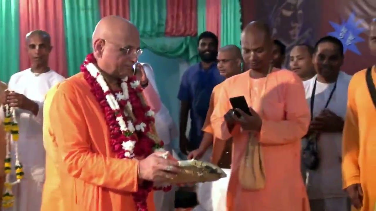 Mayapur Devotees Celebrate Bhakti Charu Swami's Vyasa Puja Cake ...