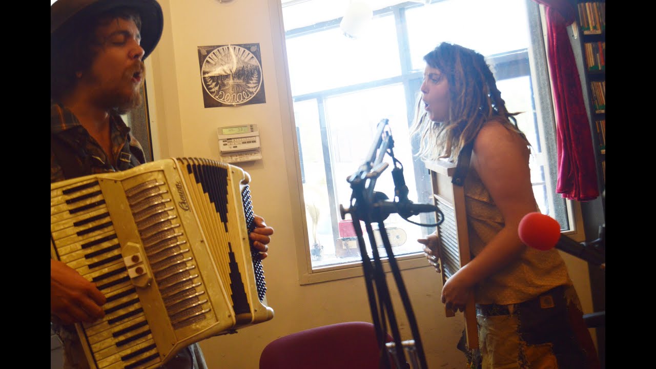 Busker Broadcast - GREASY SKILLET STOMPERS - Aug 3, 2015 - YouTube