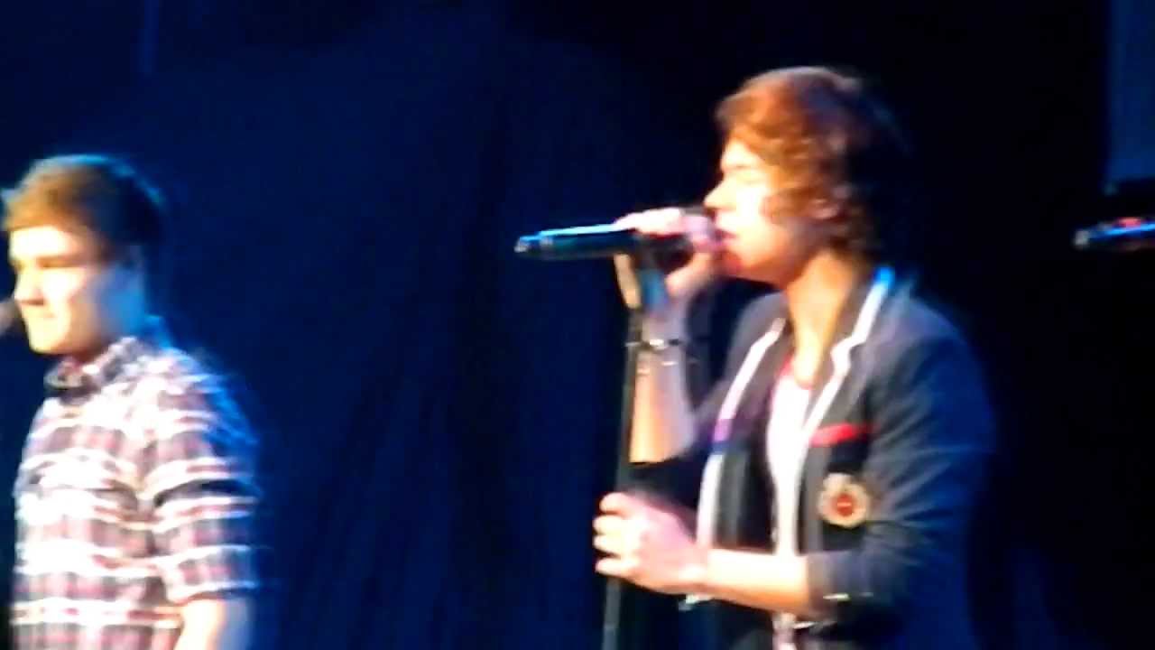 One Direction-Use Somebody Cover in New York - YouTube