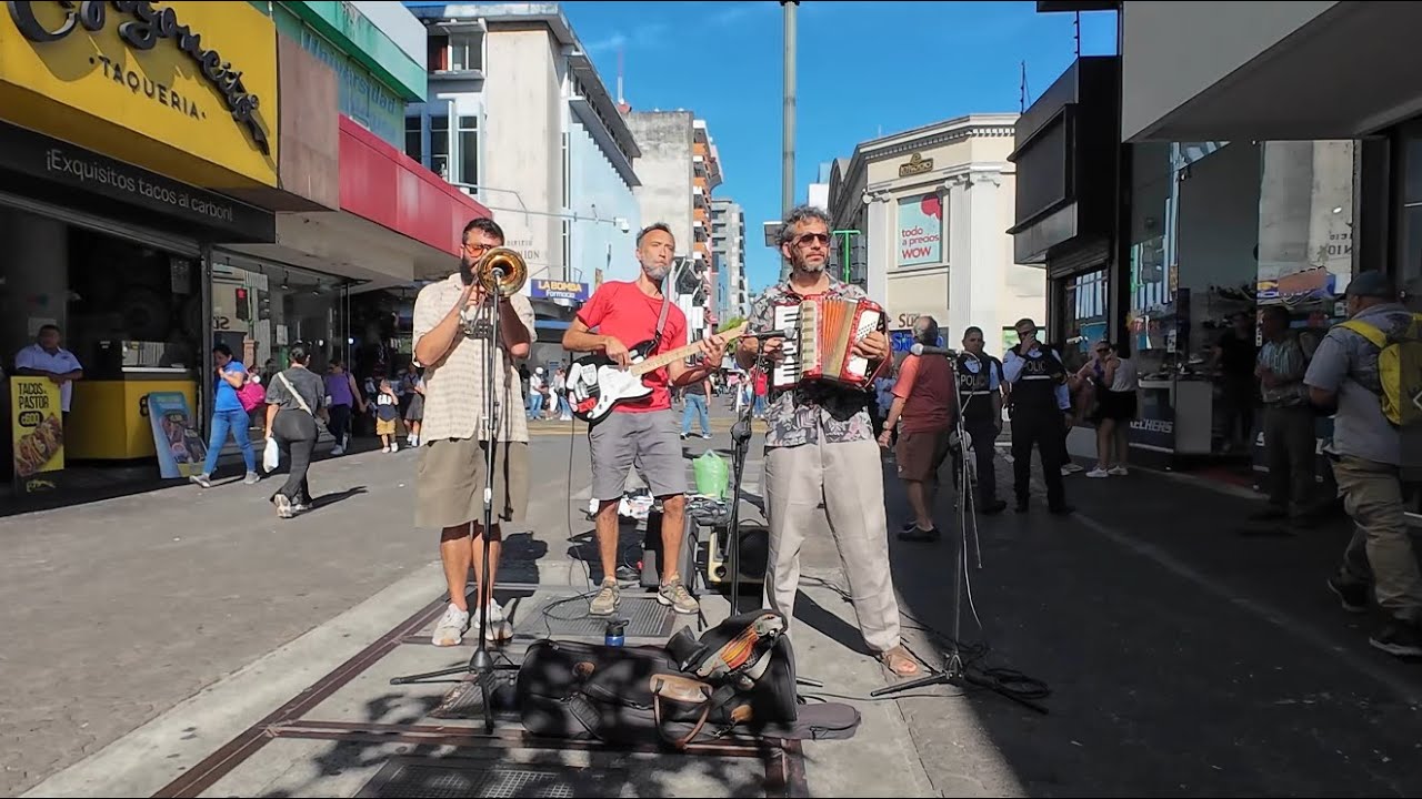 在哥斯达黎加街头听一场演出 Costa Rican street performances - YouTube