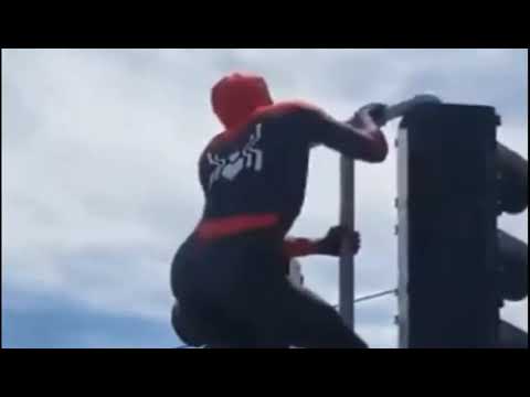 Homem aranha rebolando