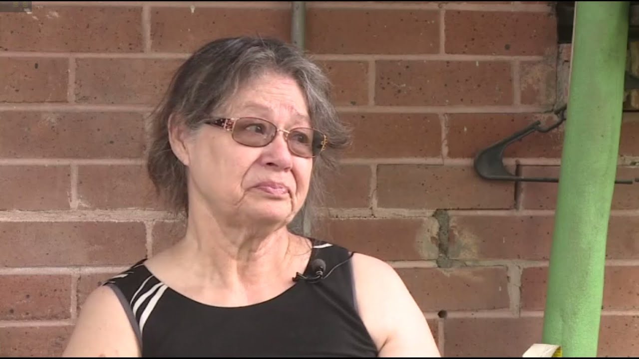 'They were kind enough to help an old lady out' - YouTube