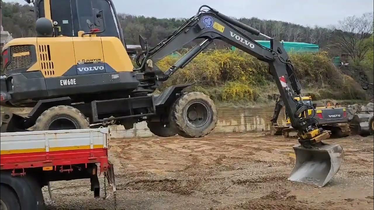 볼보굴삭기 ew60e 카고차에서 하차 - YouTube