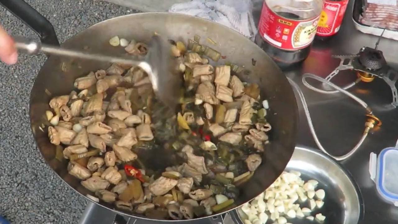 酸菜炒豬腸 Pickle with Pork intestines - YouTube