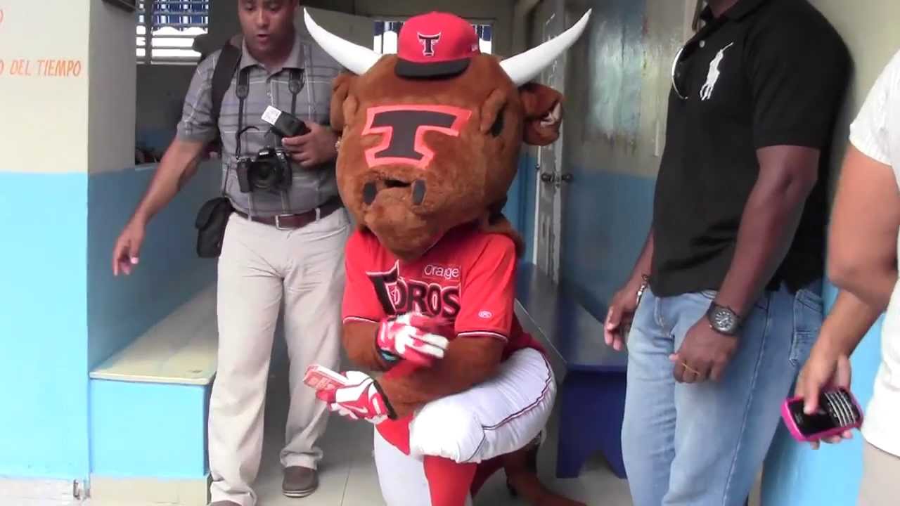 LA MASCOTA DE LOS TOROS SE TRAGA UN MICROFONO En el Circulo Infantil ...