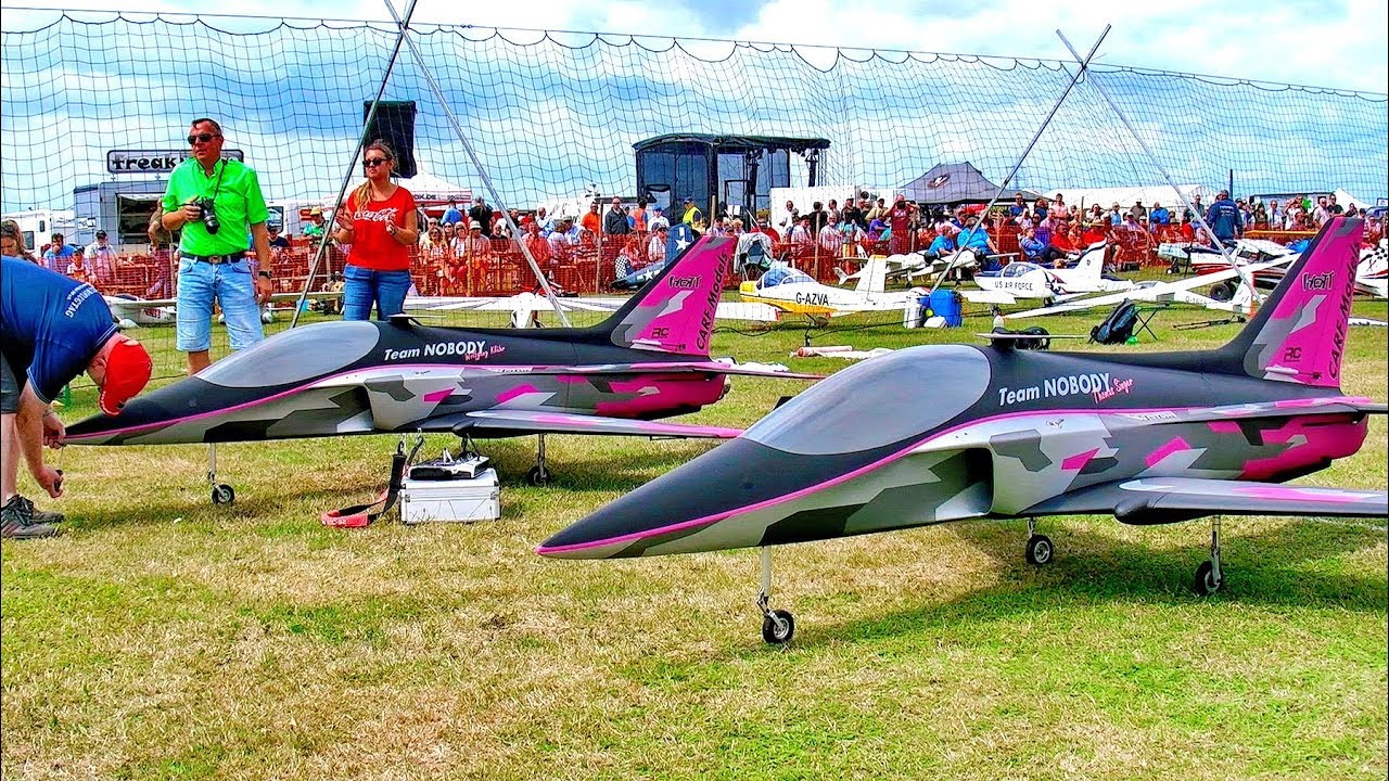 STUNNING RC SYNCRO FLIGHT SHOW WITH 2 GIANT RC CARF "MEPHISTO" MODEL ...