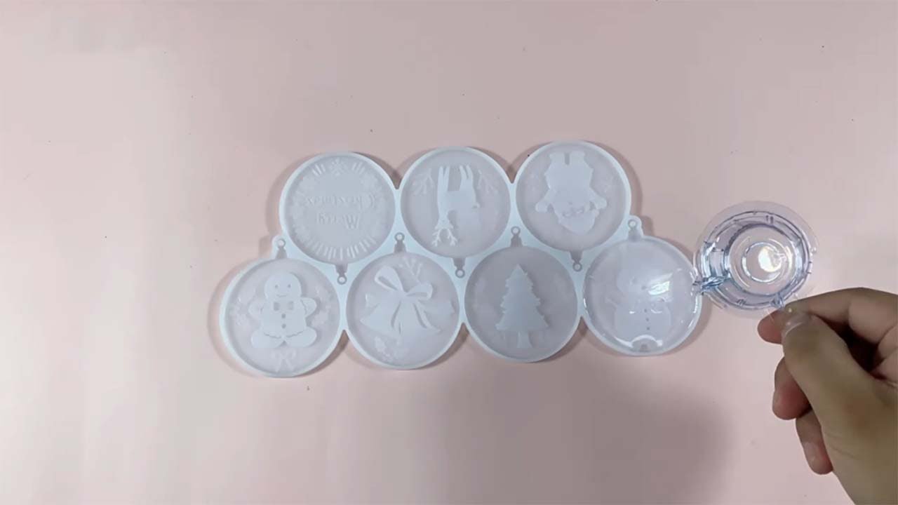 Creating Seasonal Magic with the 7 in 1 Round Christmas Pendant Resin ...